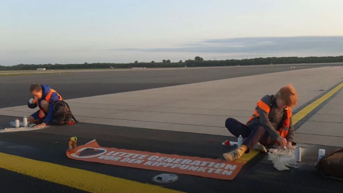 Gefängnisstrafen drohen: Klimaaktivisten kleben sich auf Flughafen-Rollfelder - n-tv.de