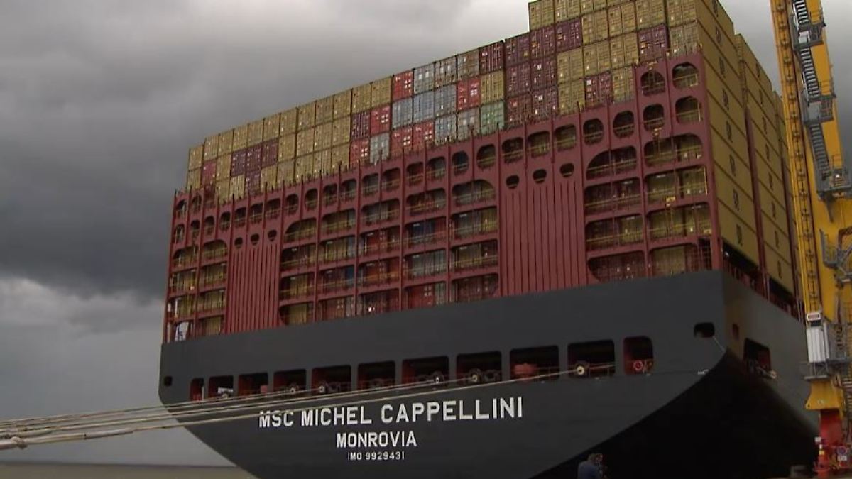 Fast 400 Meter lang: Bremerhaven tauft größtes Containerschiff der Welt ...