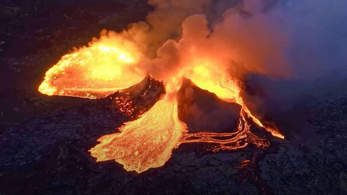 Spektakuläre Aufnahmen aus Island: Krater eingestürzt: Lavamassen ...