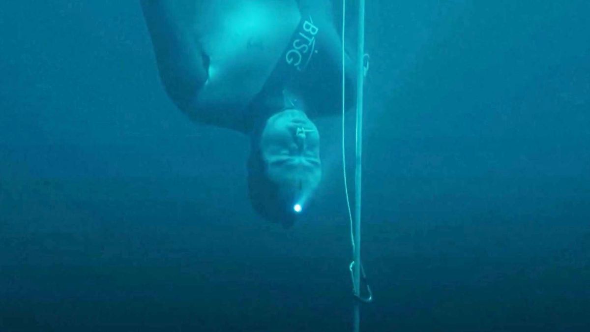 Rekord zum achten Mal geknackt: Taucher Jerald meistert 122 Meter in ...