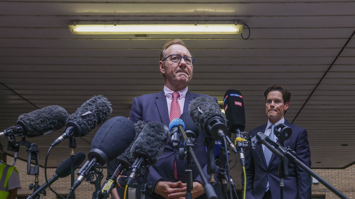 Prozess wegen sexueller Übergriffe: Jury spricht Kevin Spacey frei ...