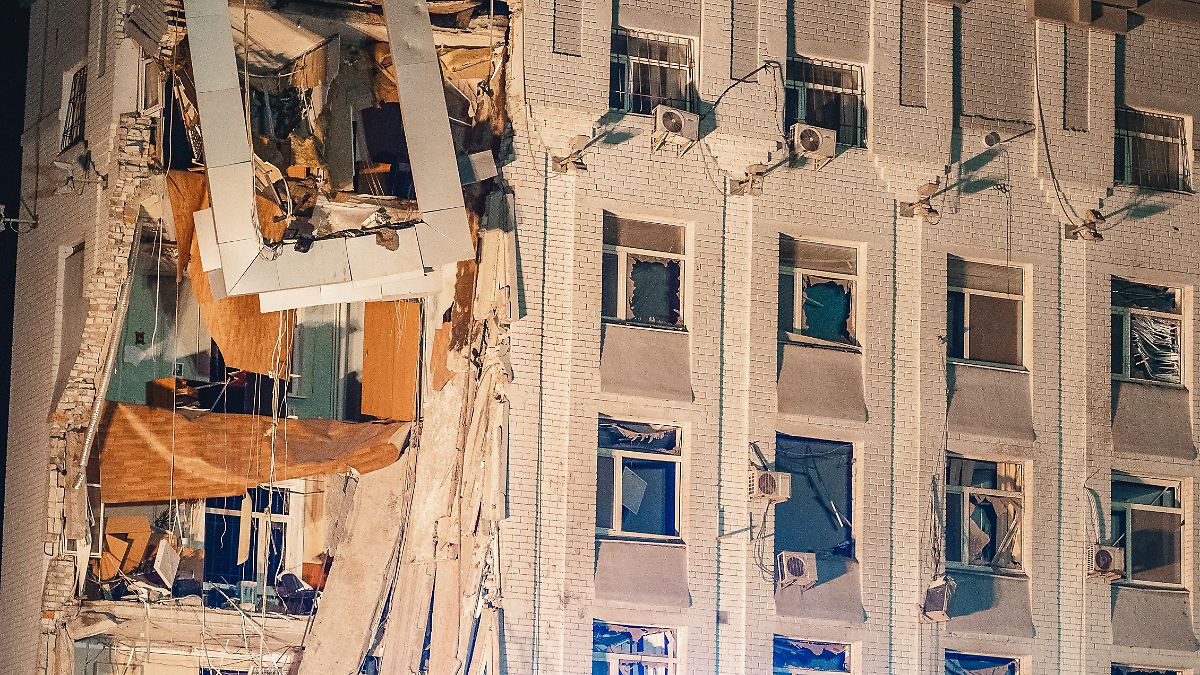 Neun Menschen verletzt: Russische Rakete trifft Wohnhaus in Dnipro - n ...