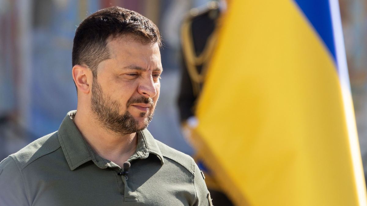 Mut der Kämpfer gewürdigt: Selenskyj besucht Truppen bei Bachmut - n-tv.de