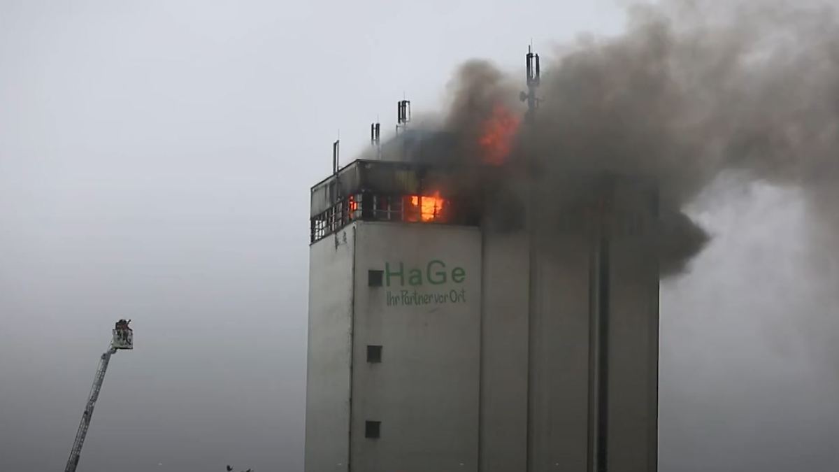 Der Tag: 40 Meter hohes Silo steht bei Hamburg in Flammen - n-tv.de