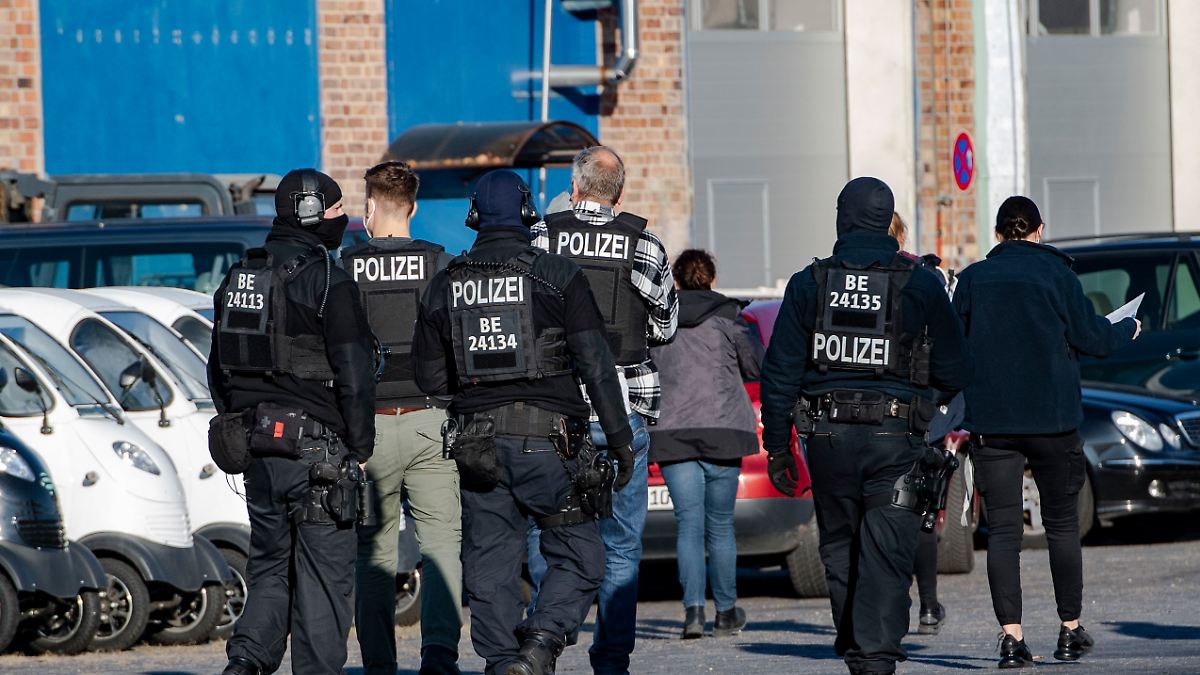 Während Razzia im Rockermilieu: SEK stürmt falsche Wohnung und verletzt Unbeteiligten - n-tv.de