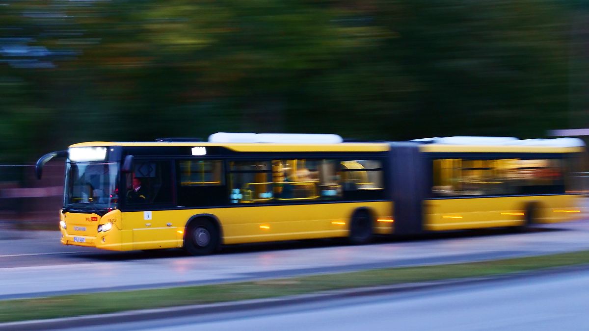 Zivile Helden in Berlin: 18-Jähriger eingeklemmt - 40 Menschen heben ...