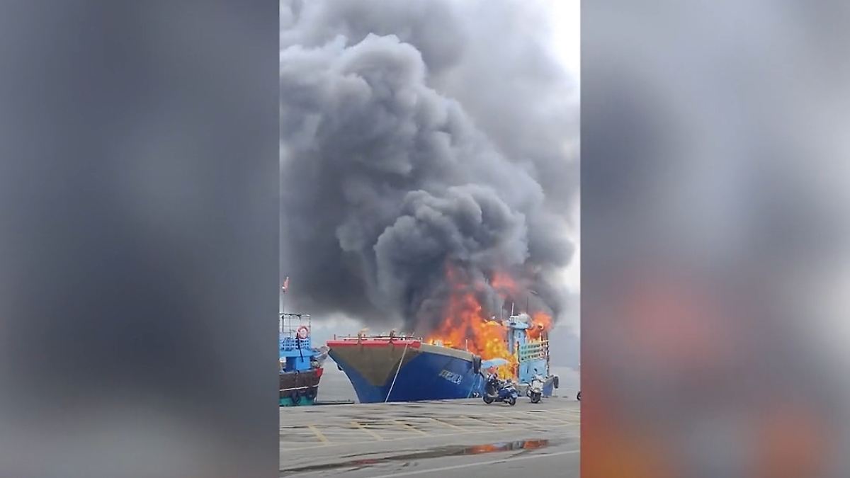 Der Tag: 100-Tonnen-Schiff geht in Flammen auf - n-tv.de