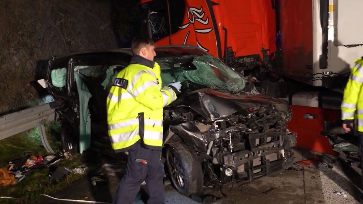16 Verletzte bei Massenkarambolage: LKW rast auf A17 ungebremst in Stau ...
