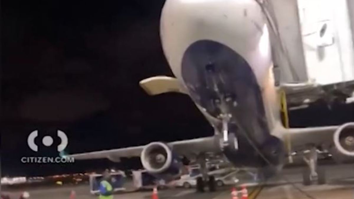 Halbvoller Airbus in Schieflage: Beim Aussteigen: Flugzeug kippt ...