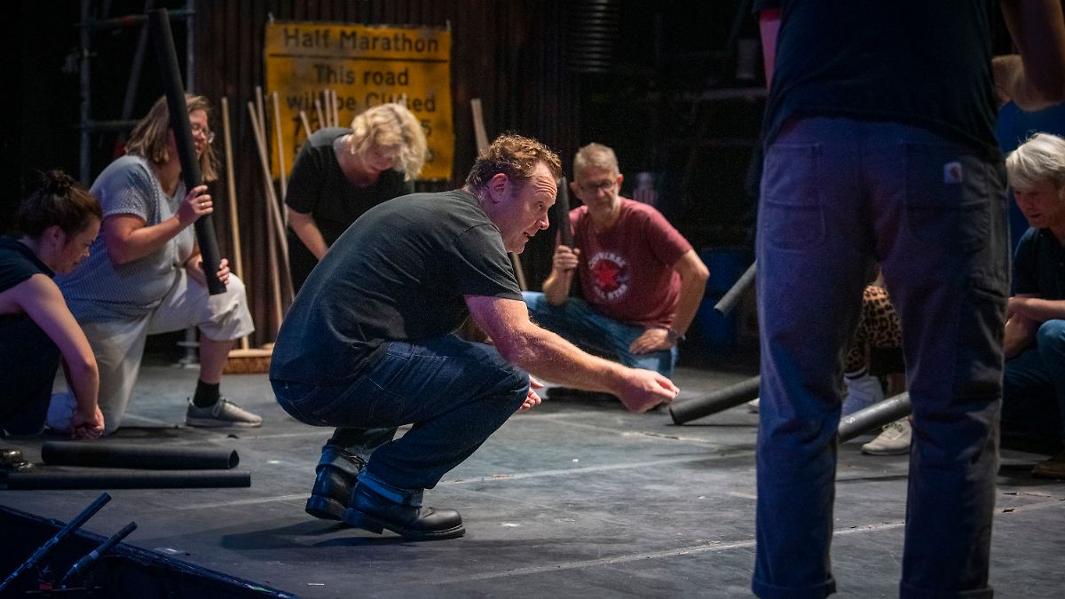 Die Erfinder im Interview: "Stomp" bringt den Rhythmus nach Deutschland ...