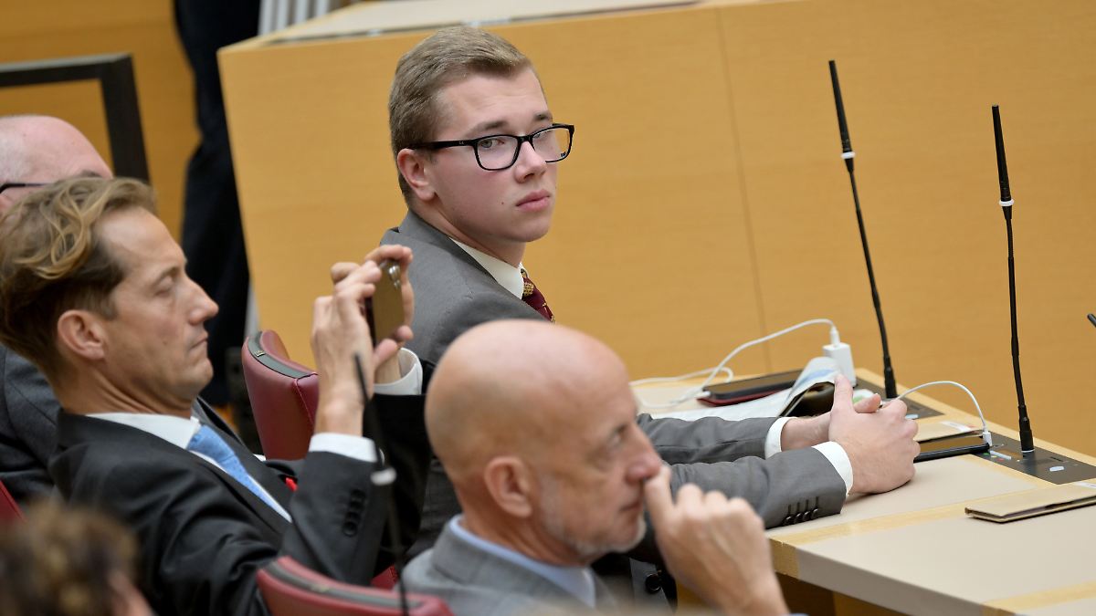 "Sieg Heil" und Himmler-Befehl: AfD-Mann Halemba erscheint im Landtag ...
