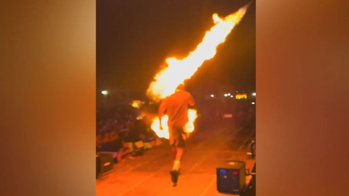 Kaum zu glauben, aber wahr: Rapper läuft in Bühnen-Flammenwerfer - Hose ...