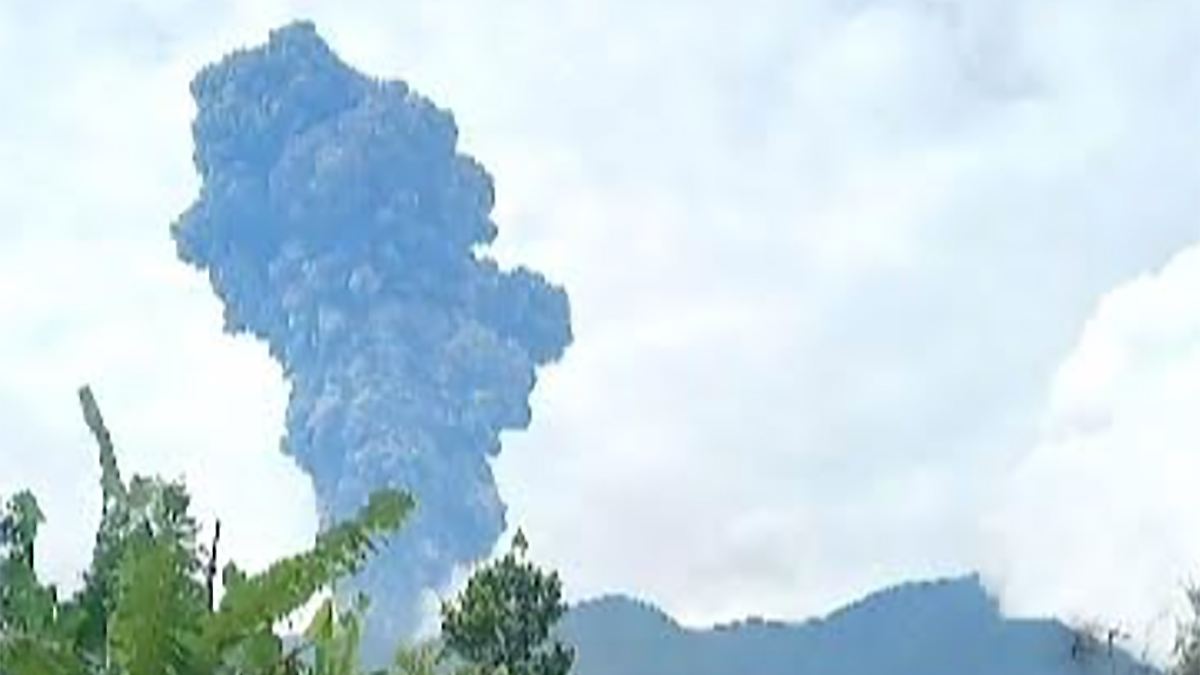 Marapi auf Sumatra: Vulkan spuckt kilometerhohe Aschewolke in den ...