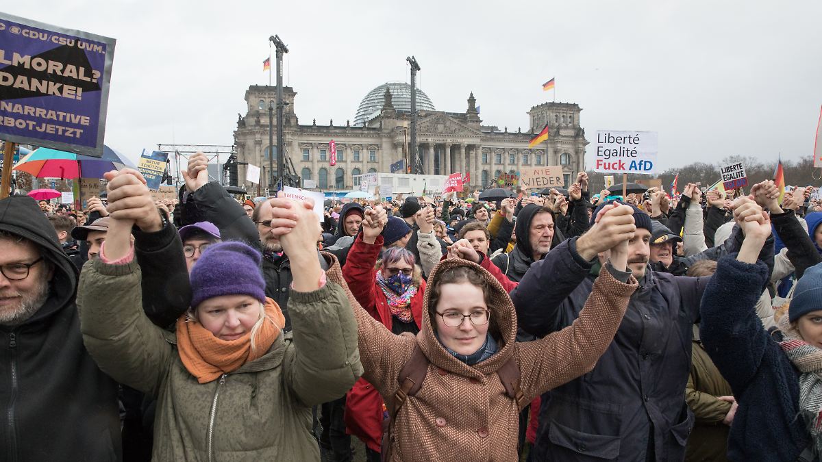 "Ganz Berlin stoppt die AfD": Hunderttausende ziehen "Brandmauer" gegen rechts - n-tv.de