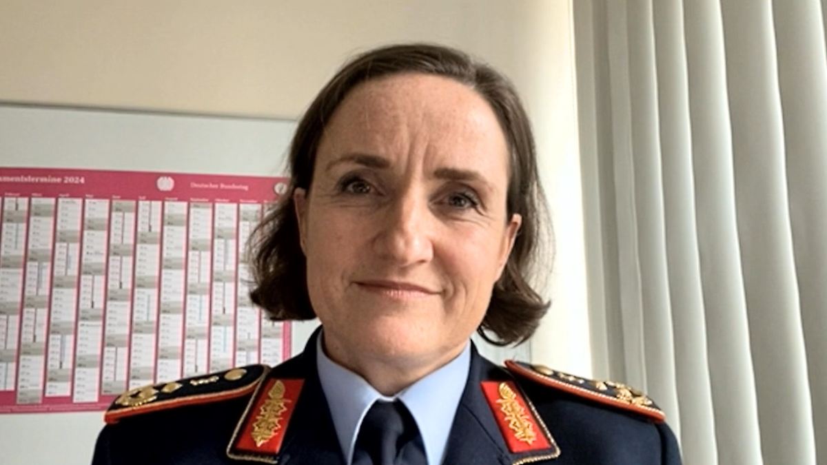 Generalstabsärztin zur Bundeswehr: "Wiederbelebung der Dienstpflicht ...