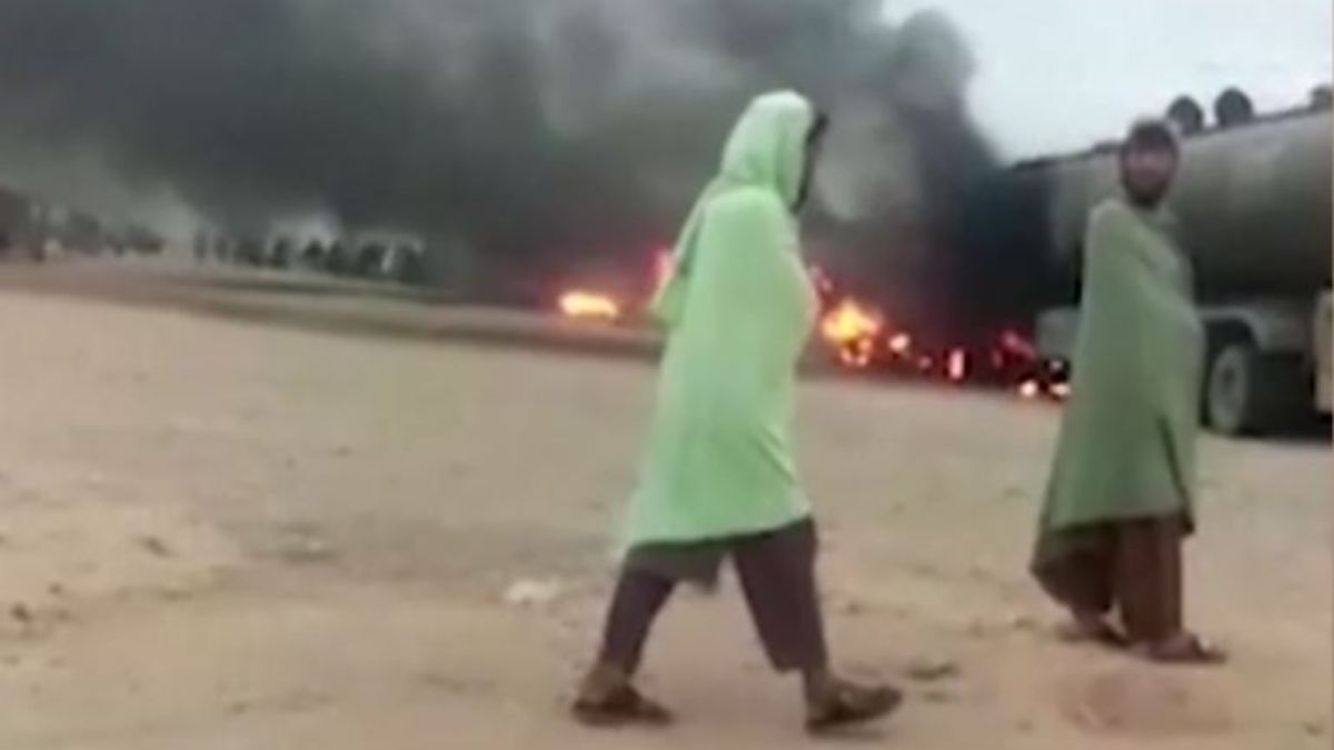 Verheerender Unfall in Afghanistan: Tankwagen brennt nach Kollision aus ...