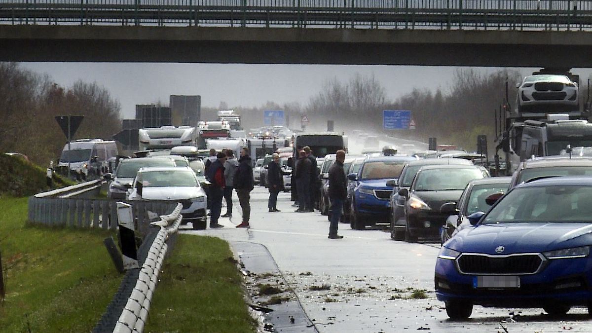 Neun Verletzte auf der A31: Heftiger Hagelschauer sorgt für Massenkarambolage - n-tv.de