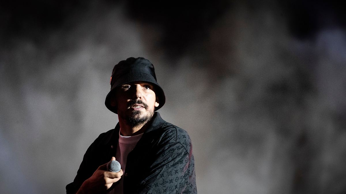 Polizei ermittelt: Capital Bra: "Auto von meiner Frau wurde abgefackelt ...