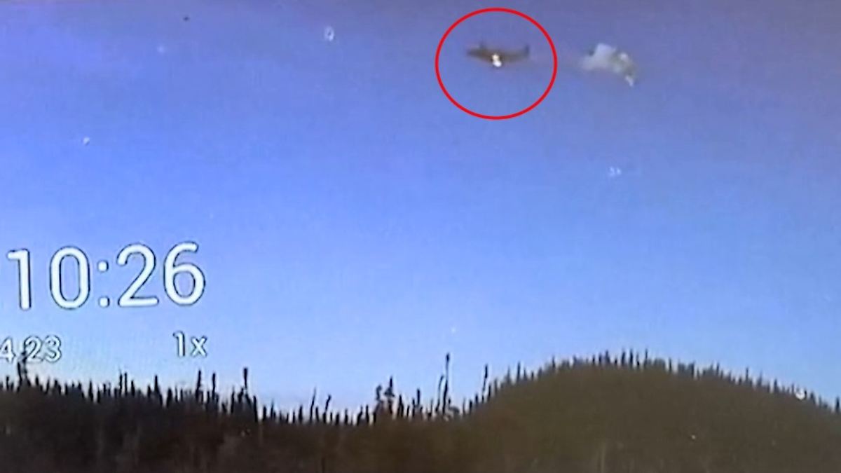 Insassen werden vermisst: Historisches Flugzeug stürzt nach Explosion ...