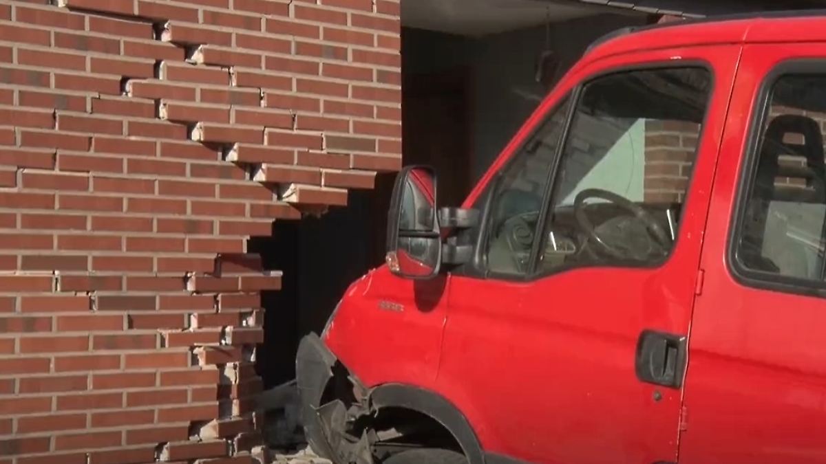 Der Tag: Fahrer schwer verletzt: Kleinlaster kracht in Wohnhaus - n-tv.de