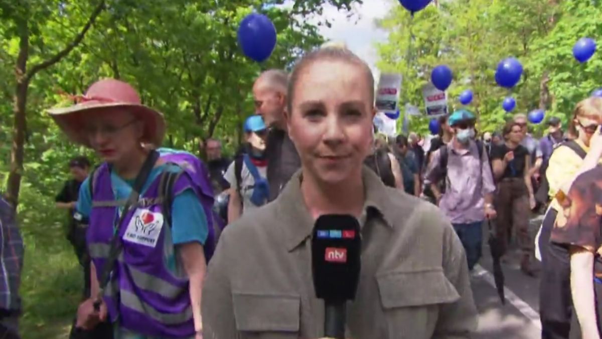 "Bisher läuft alles friedlich": ntv-Reporterin begleitet Tesla ...