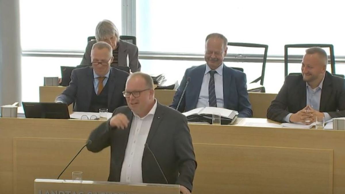 Witzige Szenen im Landtag: Politiker hat minutenlangen Lachanfall ...