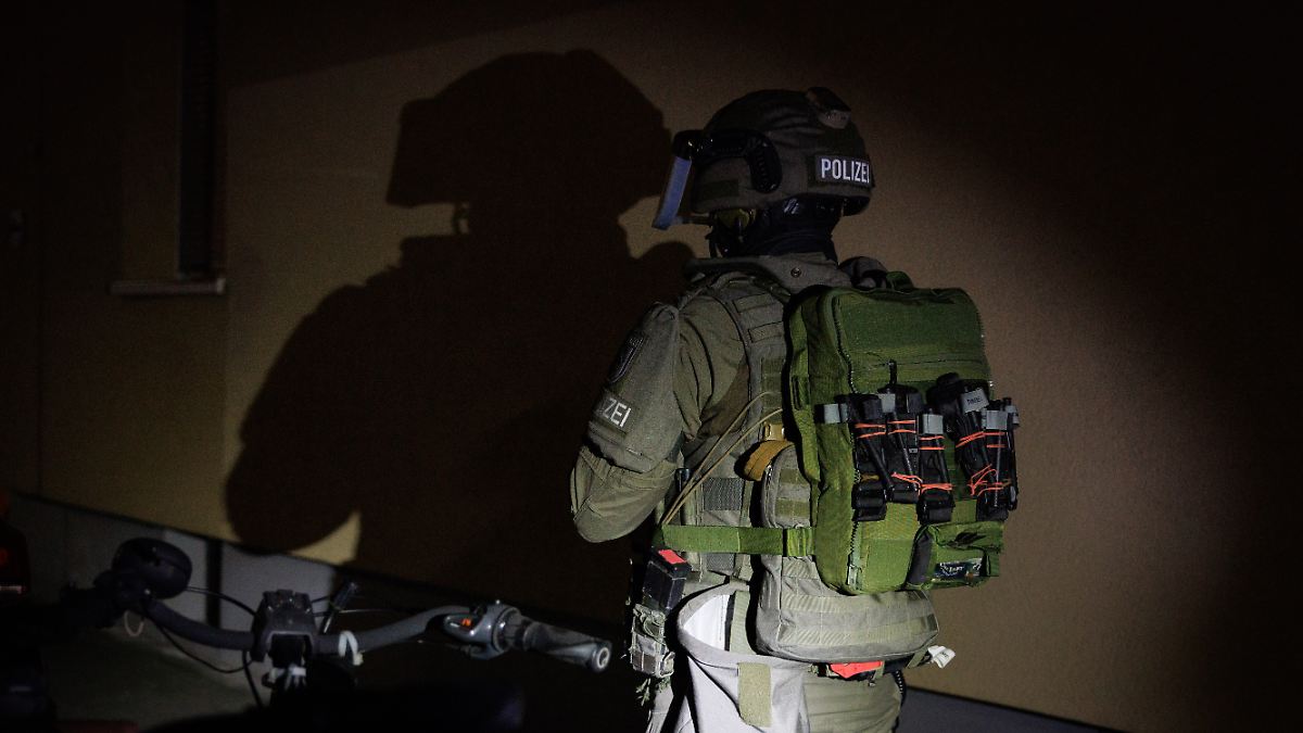 Zuvor Vater angezündet: Mann stirbt bei Schusswechsel mit SEK in Hamburg - n-tv.de