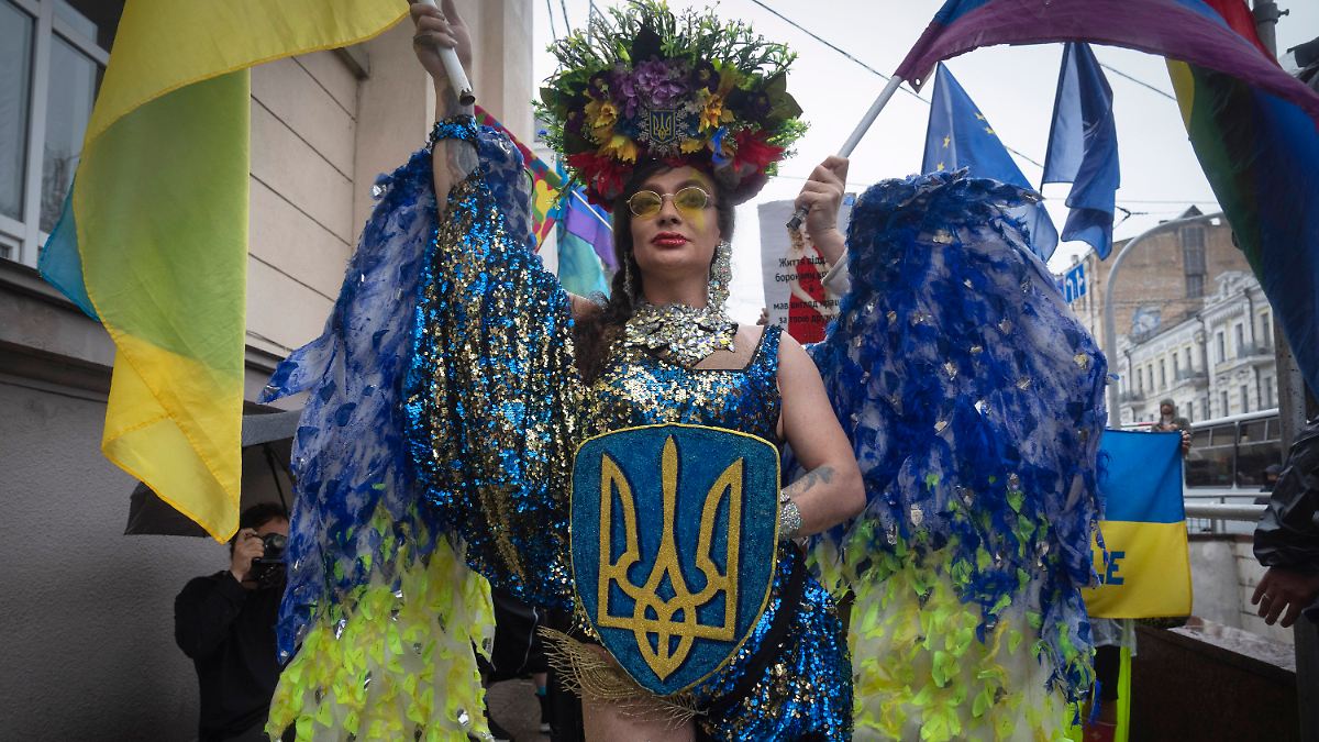 Pride in Kiew: LGBTQ-Militärs kämpfen für Gleichstellung mitten im ...