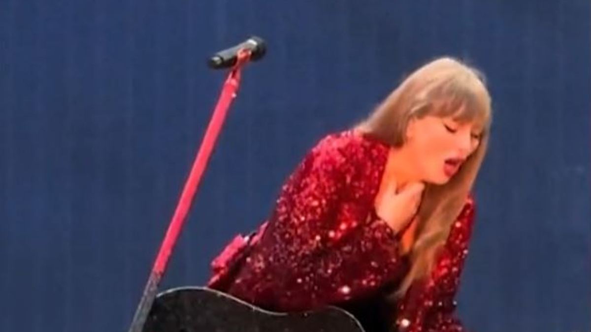Kurz husten, dann geht's weiter: Taylor Swift verschluckt sich mitten ...