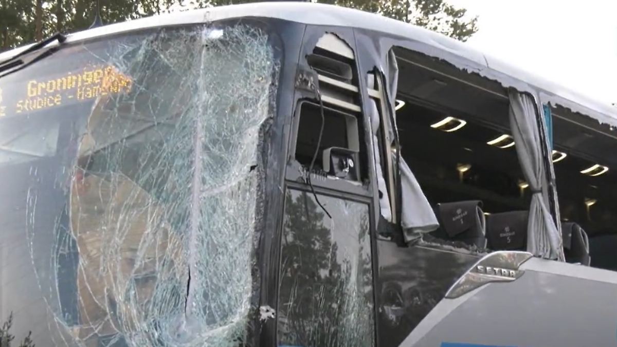 Mehrere Verletzte nach Unfall: Reisebus mit 60 Insassen kracht in A24-Mittelleitplanke - n-tv.de