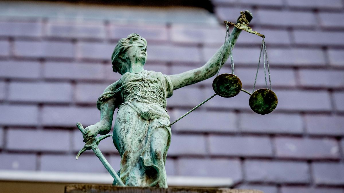 Der Tag: Gericht: Hitlergruß auch mit dem linken Arm strafbar - n-tv.de