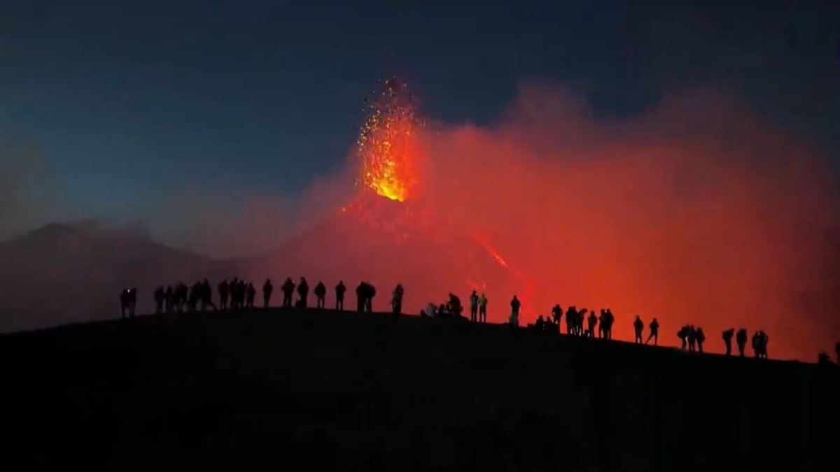 Höchster Vulkan Europas: Erwachter Ätna schleudert Lava und Gestein in ...