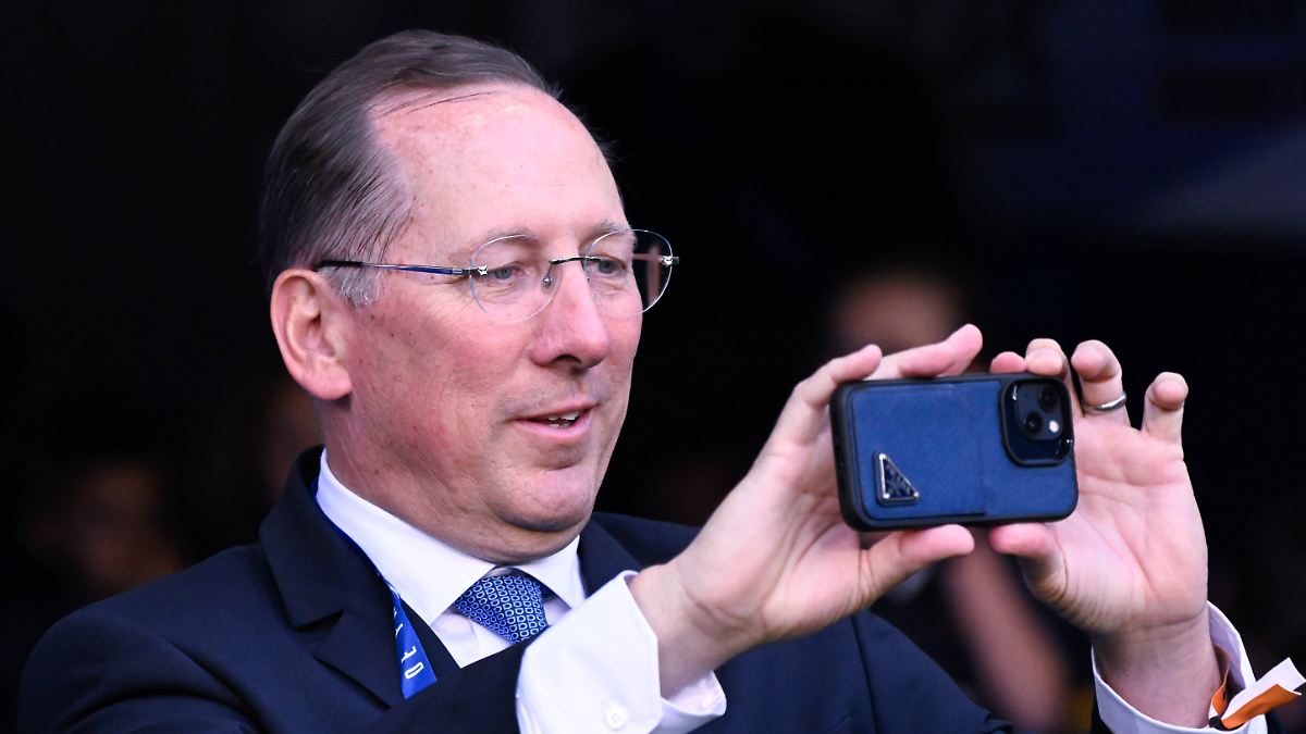 Kaufen, parken, tricksen - Ahnungsloser US-Milliardär John Textor wirbelt den Transfermarkt ...