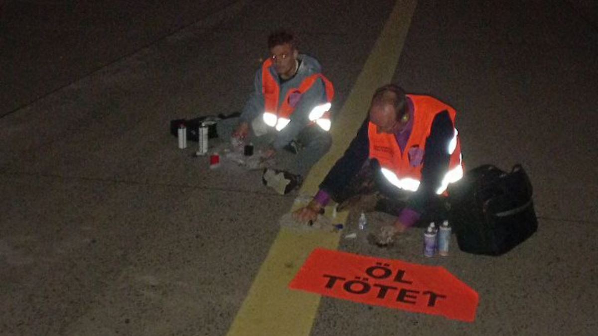 Letzte Generation klebt sich auf Rollbahn fest und legt Flughafen Köln/Bonn lahm - n-tv.de
