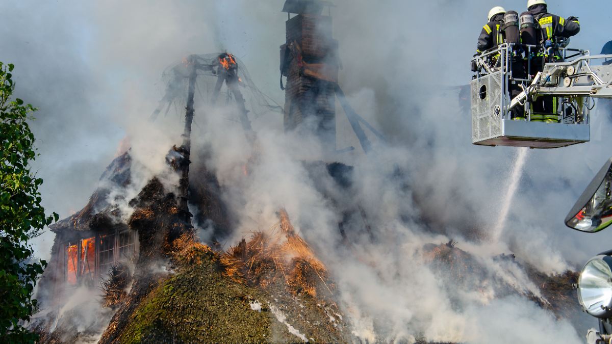 Der Tag: Mann startet Porsche und setzt altes Reetdachhaus in Brand - n ...