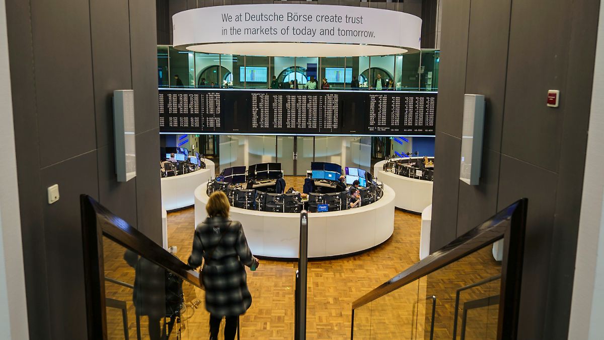 Der Börsen-Tag: Zuversicht vor Powell-Rede lässt DAX weiter steigen - n ...