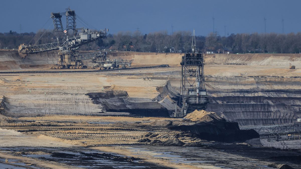 Baustoffunternehmer bringen belastete Böden in Braunkohletagebau ...