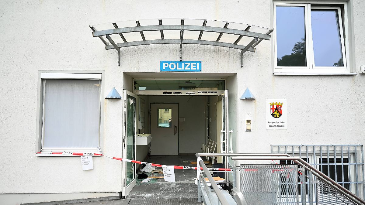 29-Jähriger bedroht Beamte: Macheten-Angriff auf Polizeiwache war islamistisch motiviert - n-tv.de