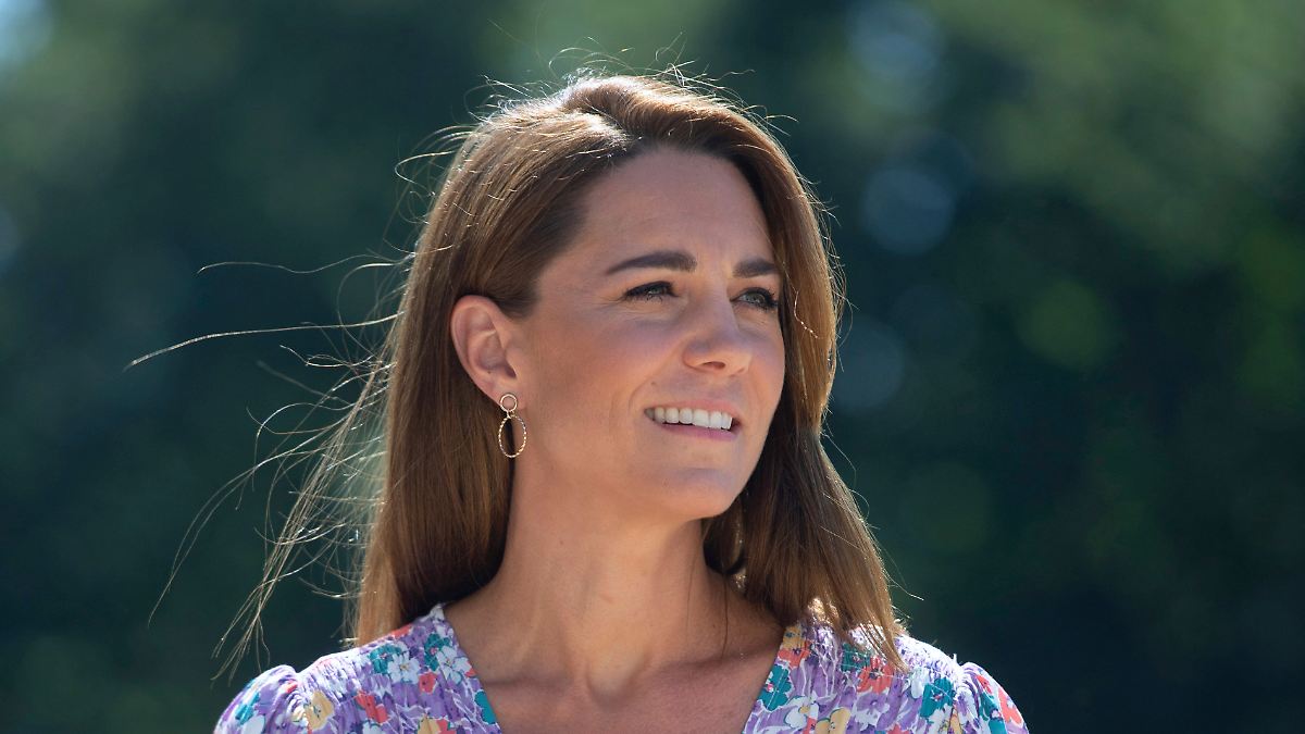 Mit der Familie in die Kirche: Kate zeigt sich erstmals nach Chemo ...