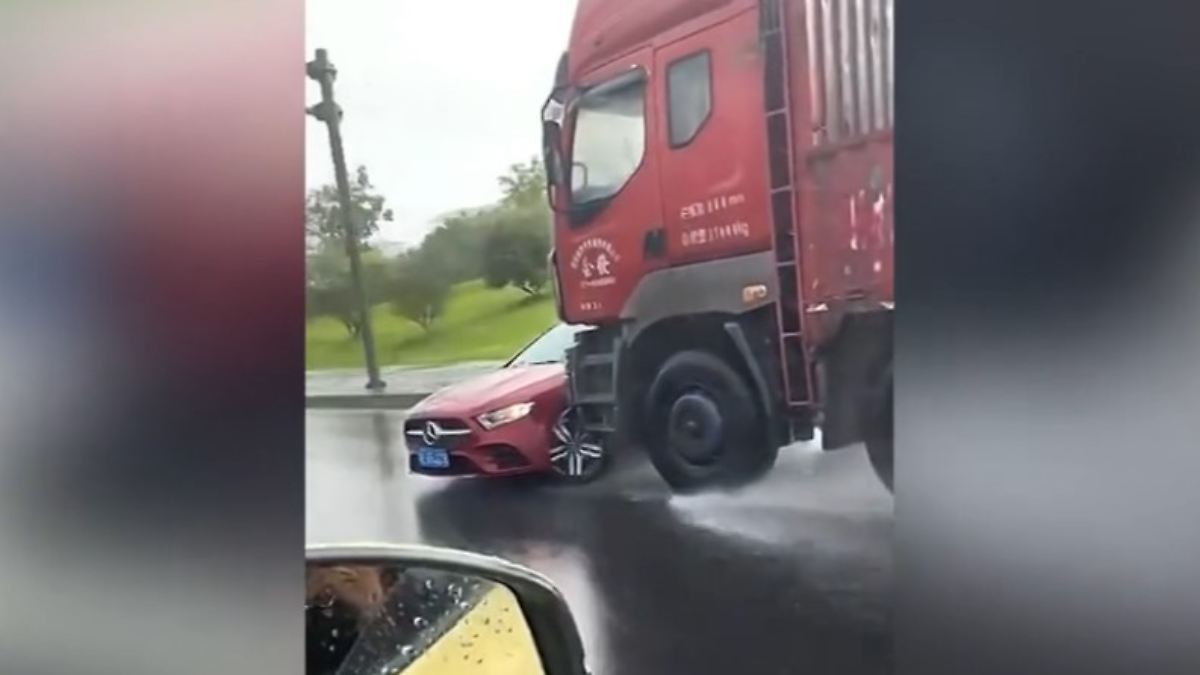 Der Tag: LKW schiebt Mercedes vor sich her - bei voller Fahrt - n-tv.de