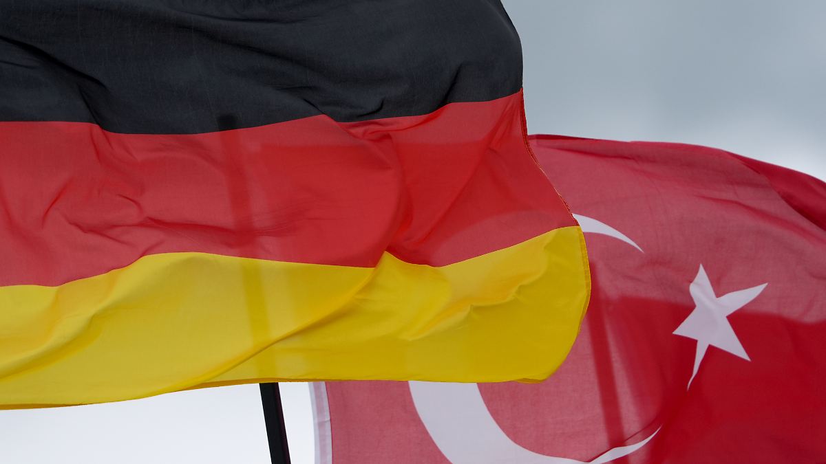 Einigung mit Ankara: Berlin schiebt Tausende Asylbewerber in die Türkei ...