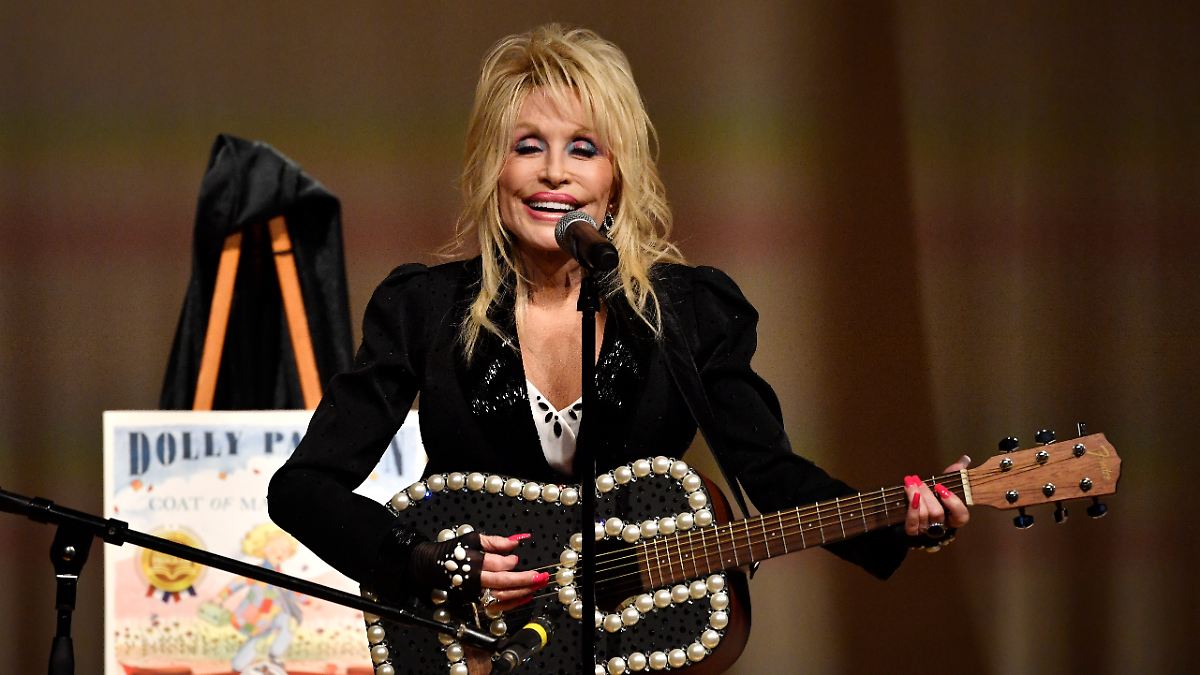 Der Tag: Dolly Parton: "Jedes Jahr spiele ich Oma Claus" - n-tv.de