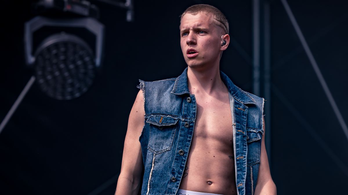 Für Merz soll sich nichts drehen: Rapper Soho Bani droht CDU mit Klage ...