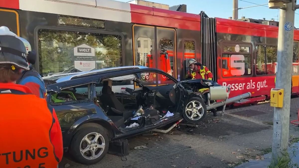 72-jähriger Fahrer eingeklemmt: Autofahrer biegt bei Rot ab und crasht in Straßenbahn - n-tv.de