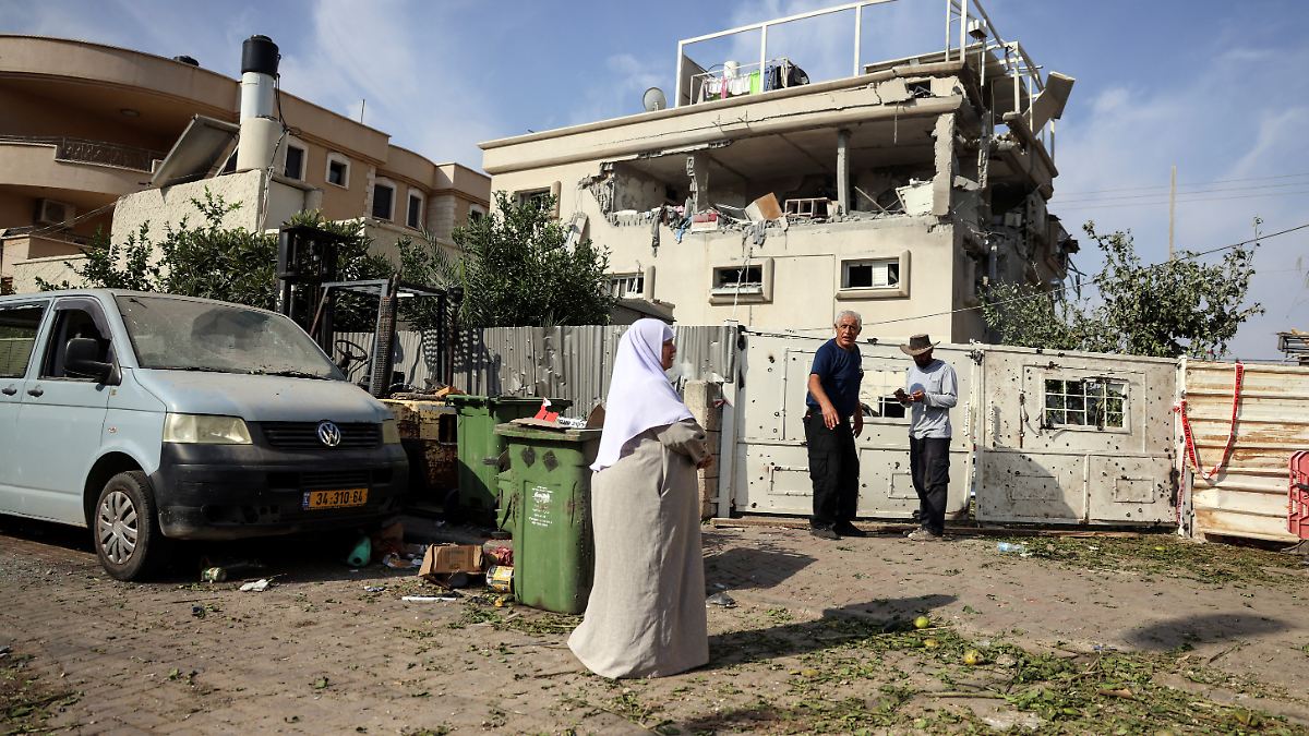 Miliz feuert Raketen auf Tira: Hisbollah greift Zentrum von Israel an - mehrere Verletzte - n-tv.de