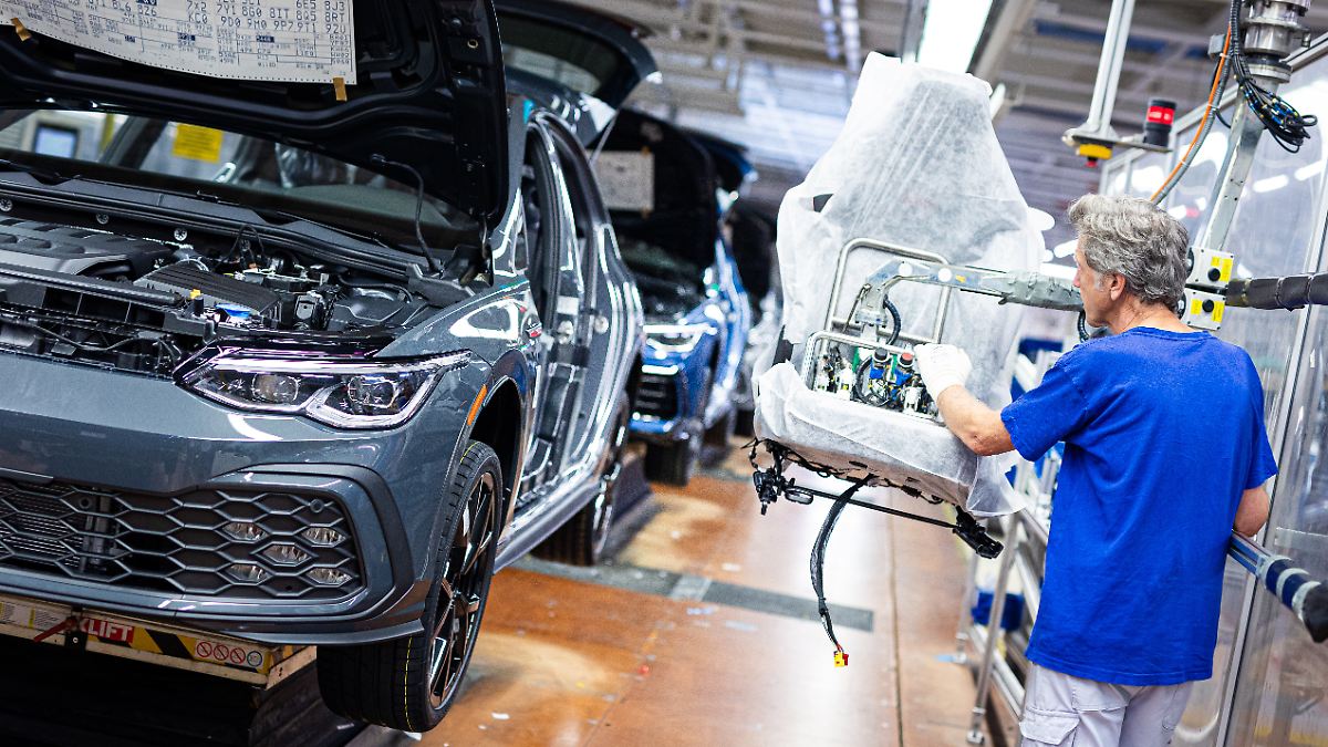 Vorstand legt die Axt an: Wie viel VW-Mitarbeiter verdienen - n-tv.de