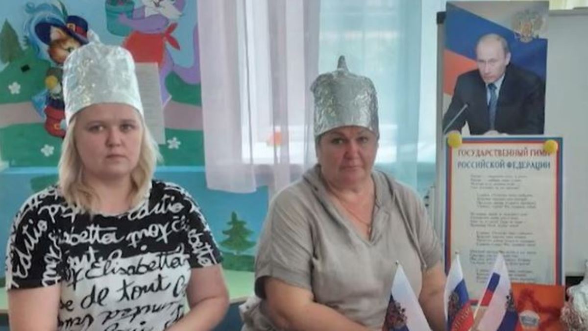 "Helme des Vaterlands": Dissident legt russische Schulen rein - die ...