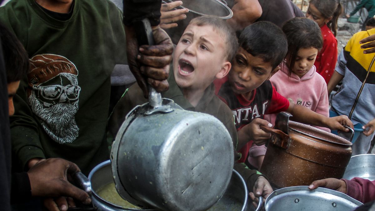 Unmittelbare Hungersnot droht: Israel weitet humanitäre Zone im Gazastreifen aus - n-tv.de