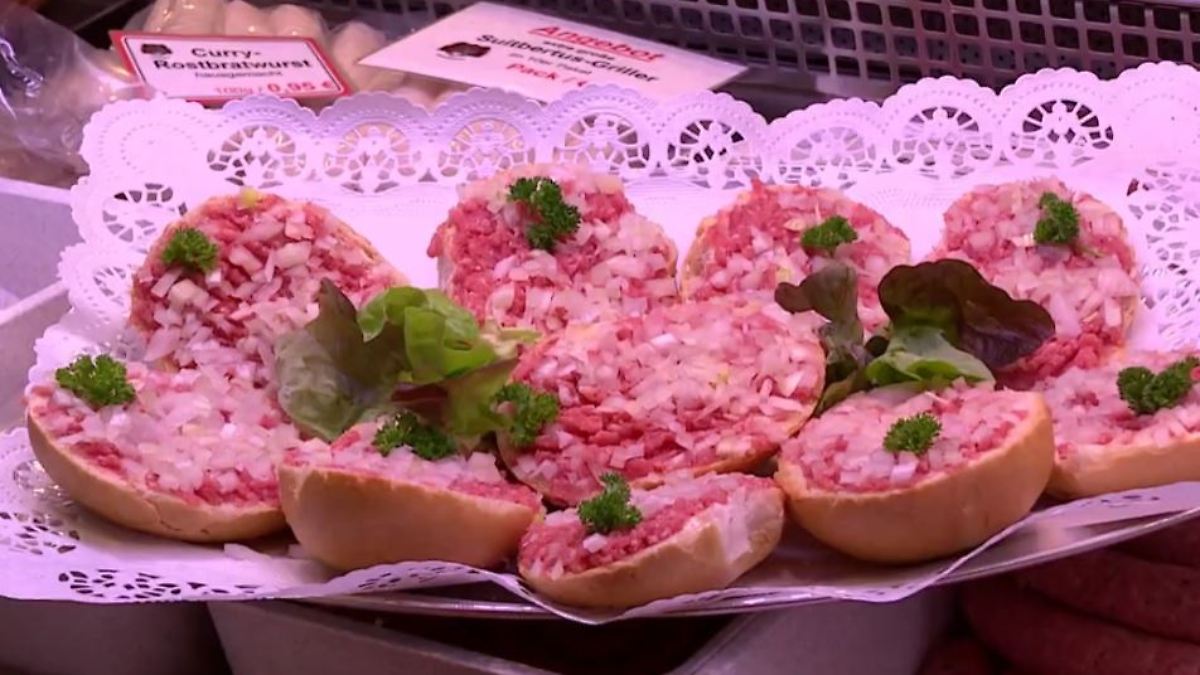 Bakterien-Gefahr auf Mettbrötchen: Behörde warnt vor rohem Hackfleisch ...