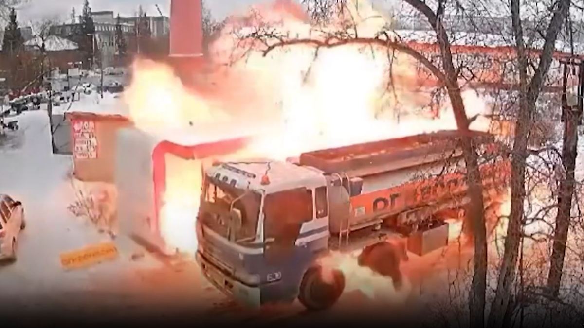 Zwei Schwerverletzte in Russland: Tankstelle explodiert - Flammen ...
